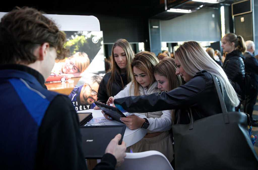 TechGirls to attract girls into engineering, IT and science - DEBRECEN4U